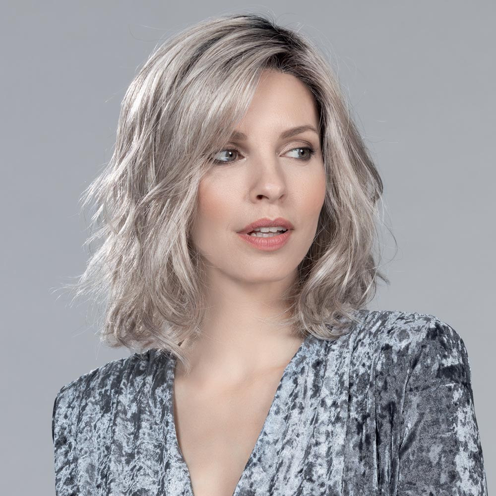 Perruque mi longue monofilament, une coiffure tendance