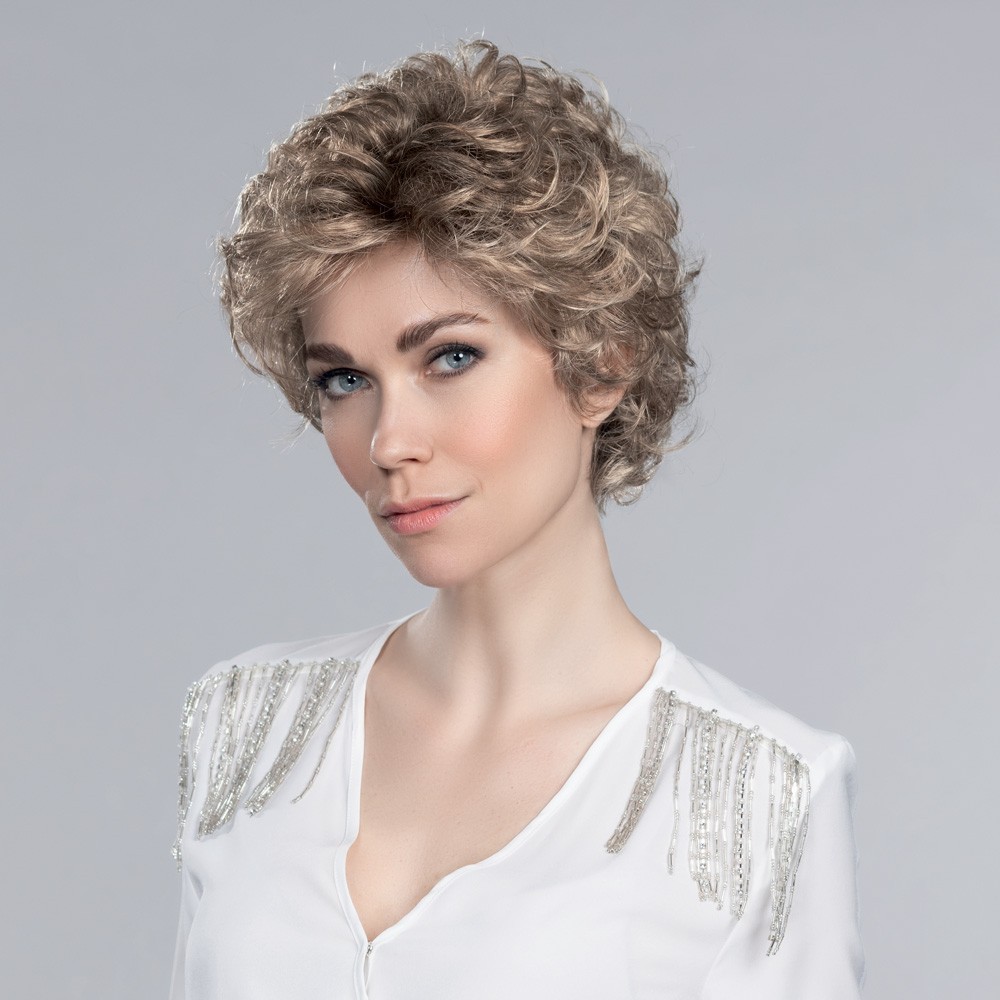 Perruque courte, une coupe chic pour toutes les occasions